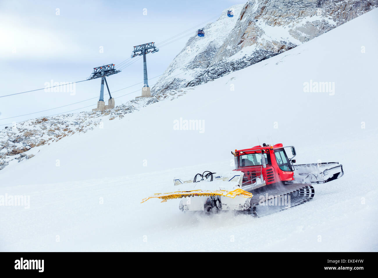 Skiing slope hi-res stock photography and images - Alamy