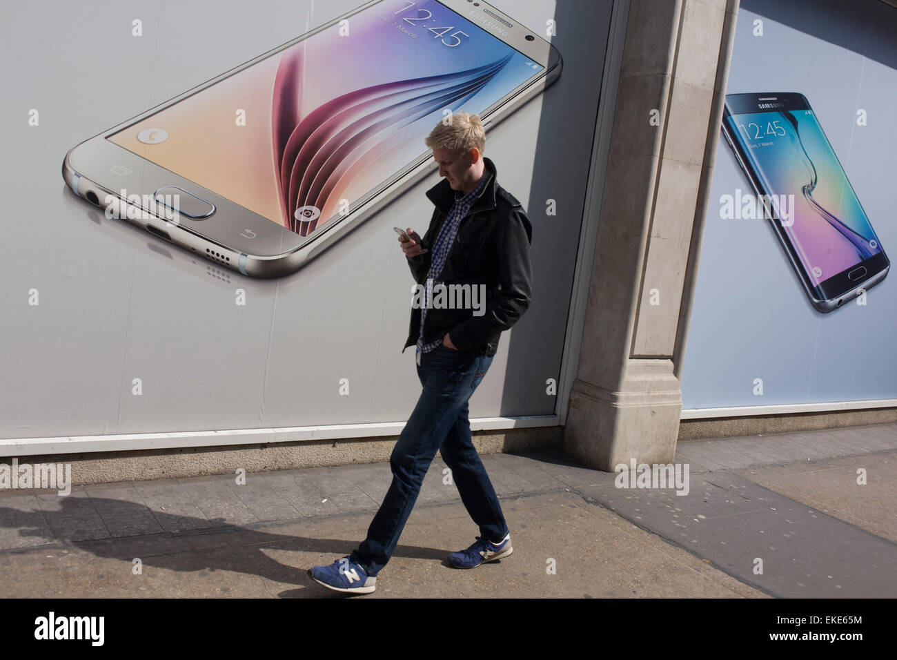 Samsung mobile advertisement hi-res stock photography and images - Alamy