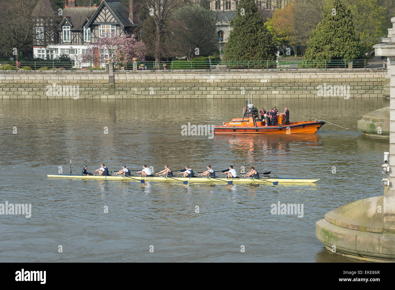 London, UK. 9th April, 2015. Oxford University Boat Club (OUBC) on a ...