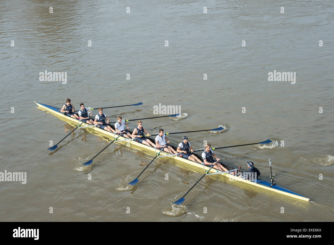 London, UK. 9th April, 2015. Oxford University Boat Club (OUBC) on a ...