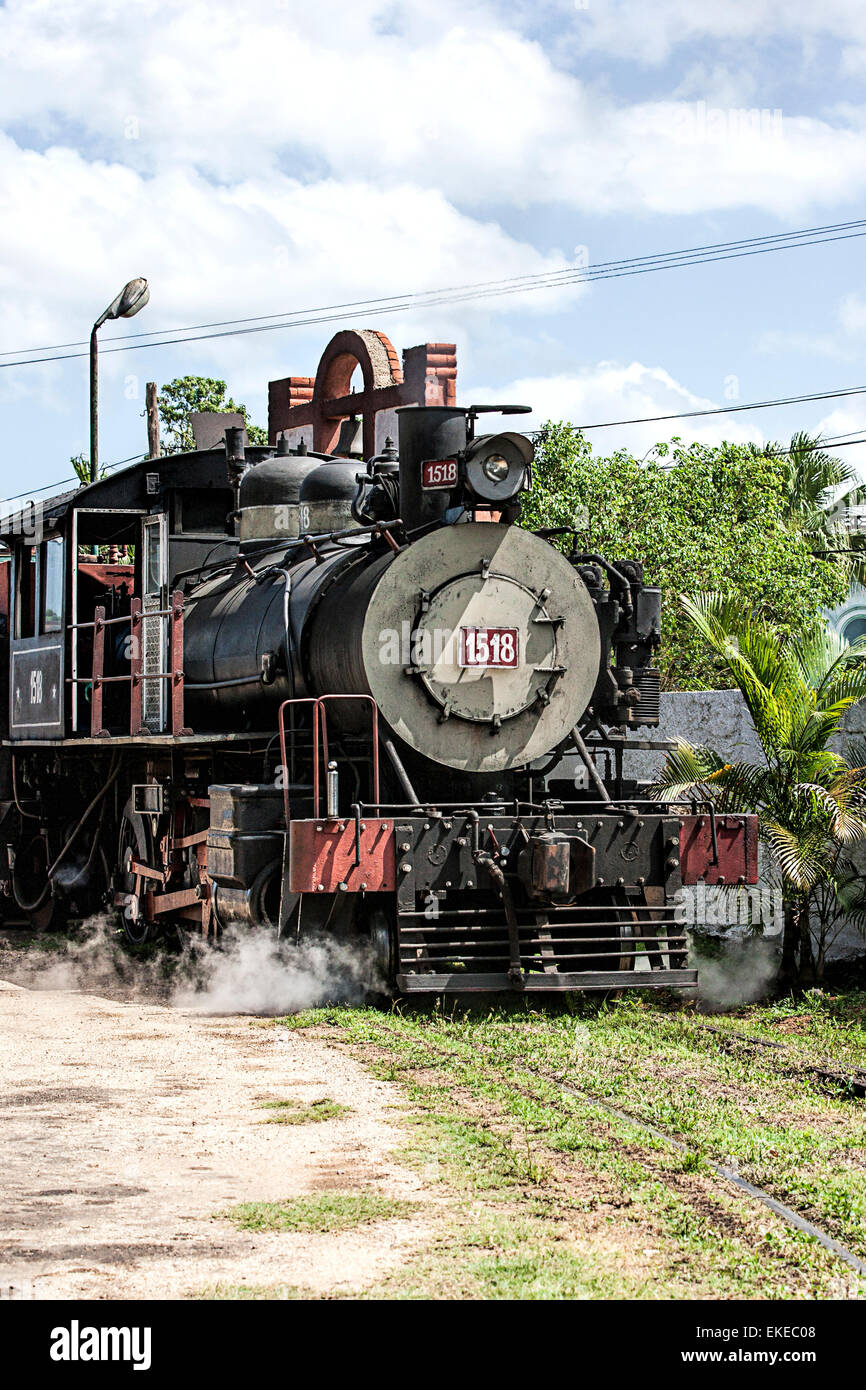 Old American steam engine restored and working in Cuba with steam ...