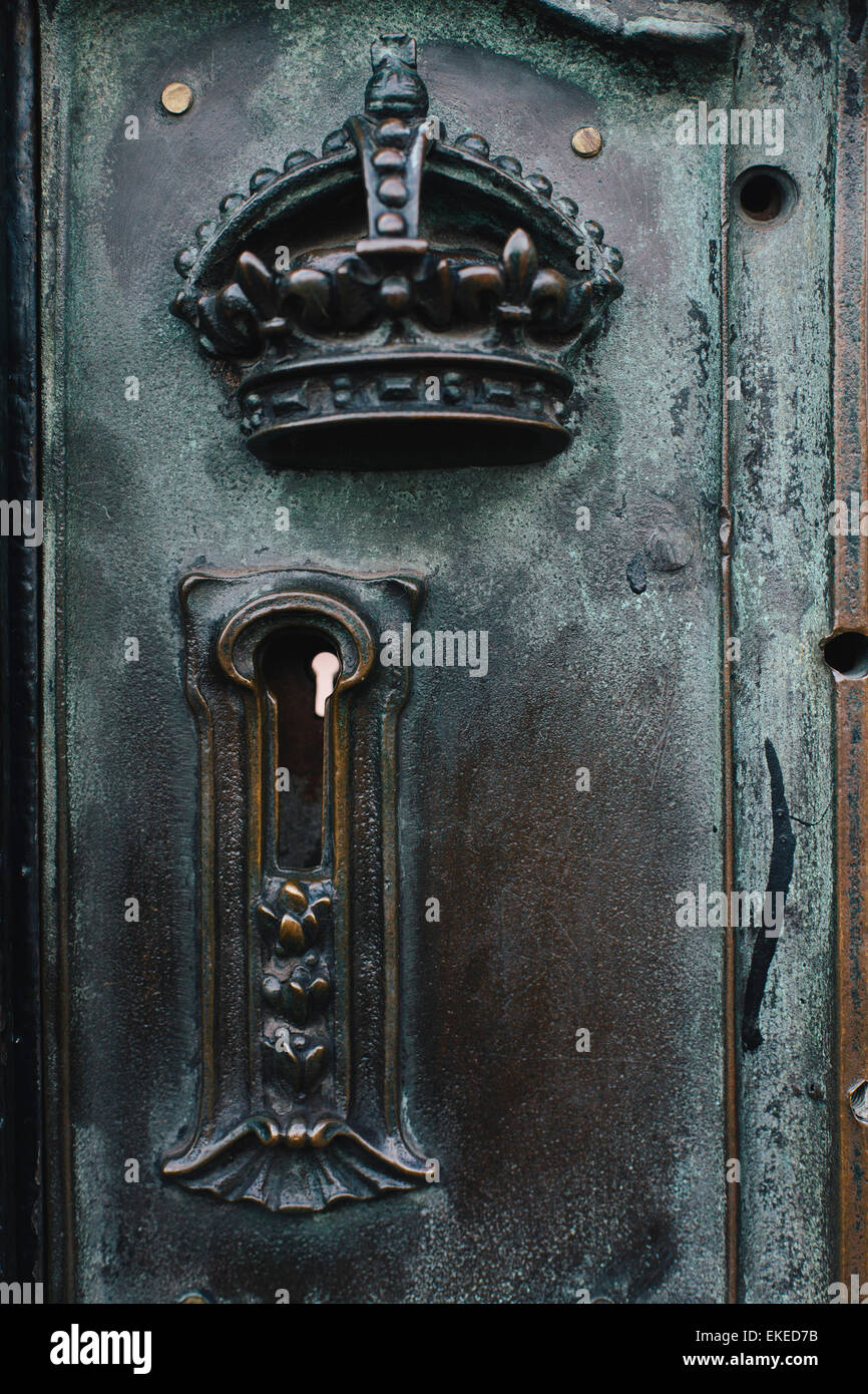 Buckingham palace door lock Stock Photo - Alamy