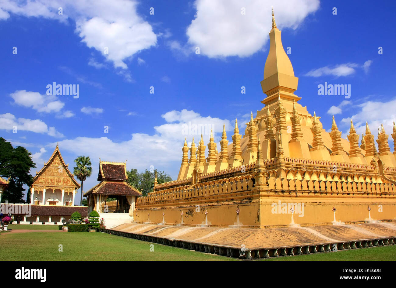 Golden buddhist stupa of pha that luang hi-res stock photography and ...