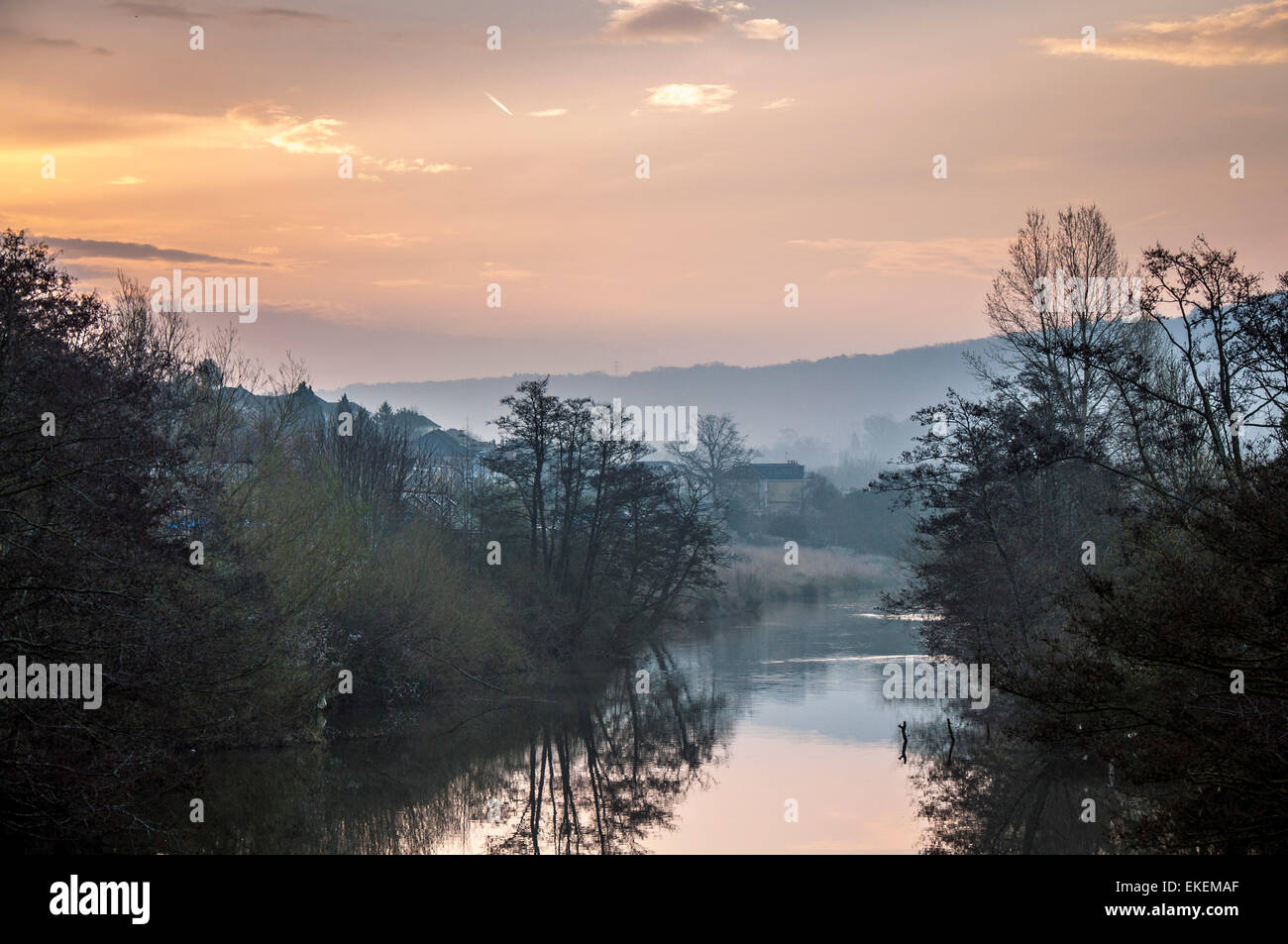 Batheaston, Somerset, UK. 10th April, 2015. UK Weather. Sunrise over ...