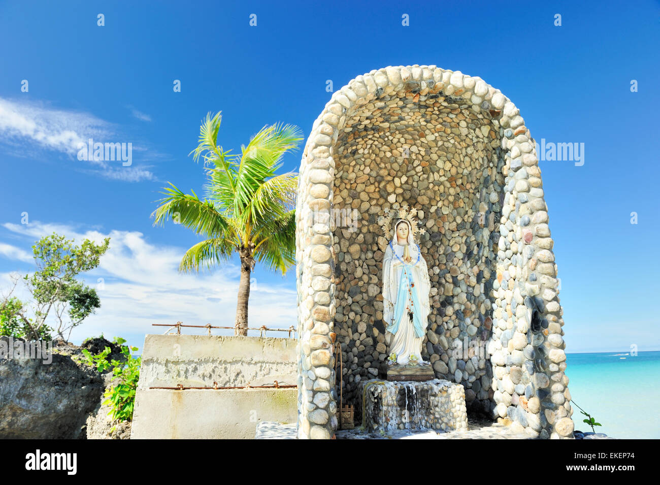Woman statue on rock hi-res stock photography and images - Alamy