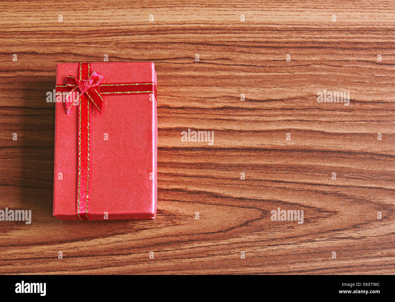Present box tied red hi-res stock photography and images - Alamy