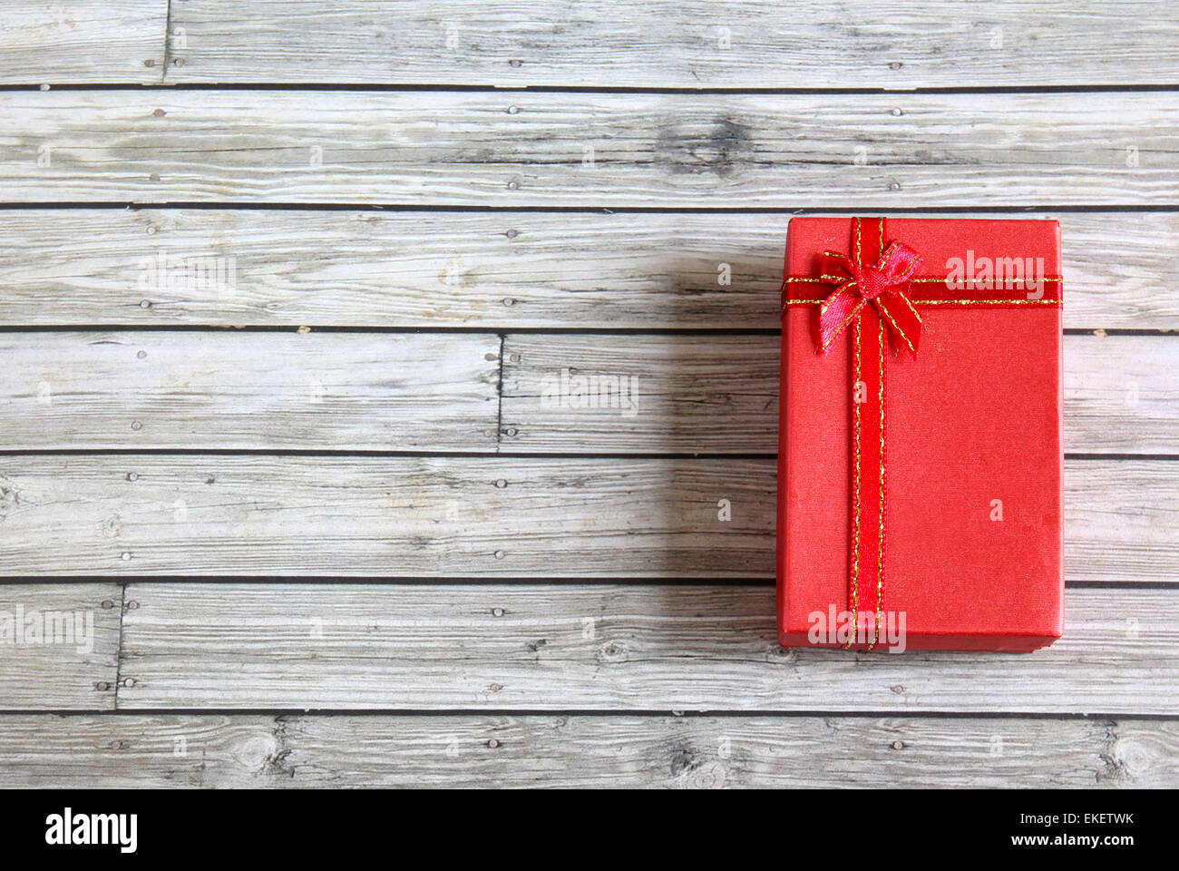 Present box tied red hi-res stock photography and images - Alamy