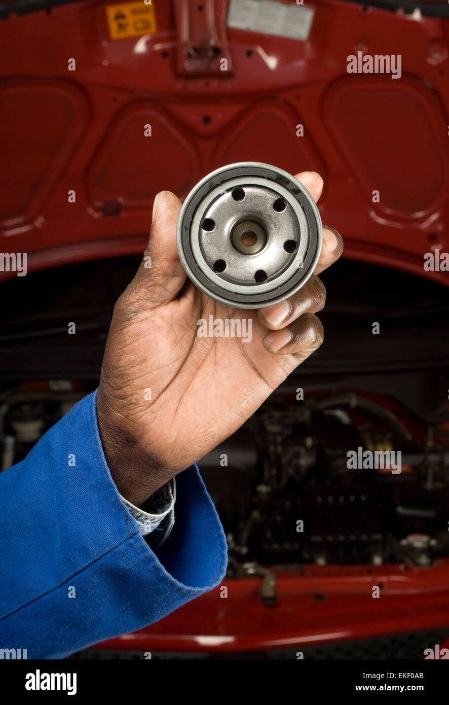 Mechanic and oil filter Stock Photo - Alamy
