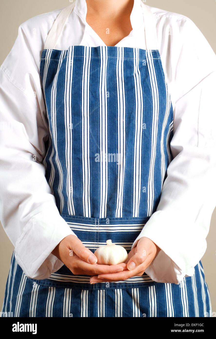 Woman chef with garlic Stock Photo - Alamy