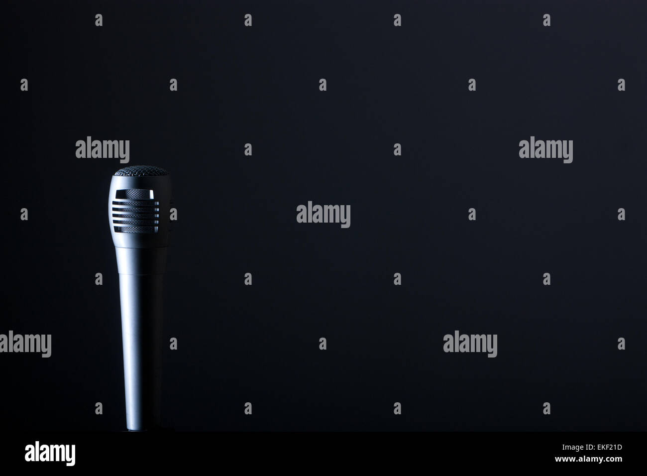 Single microphone hi-res stock photography and images - Alamy