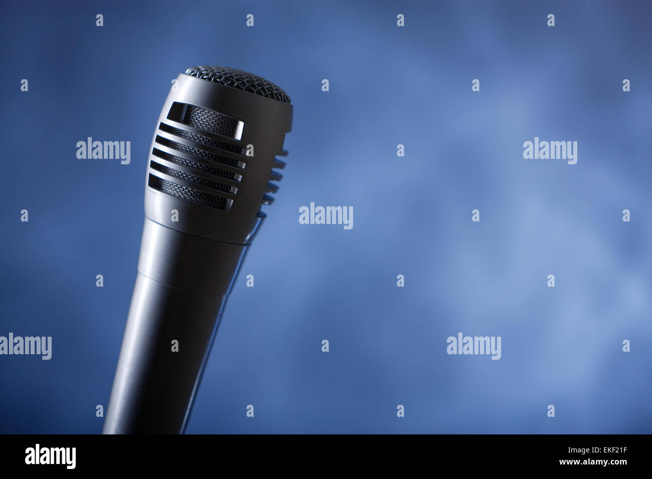 Single microphone hi-res stock photography and images - Alamy