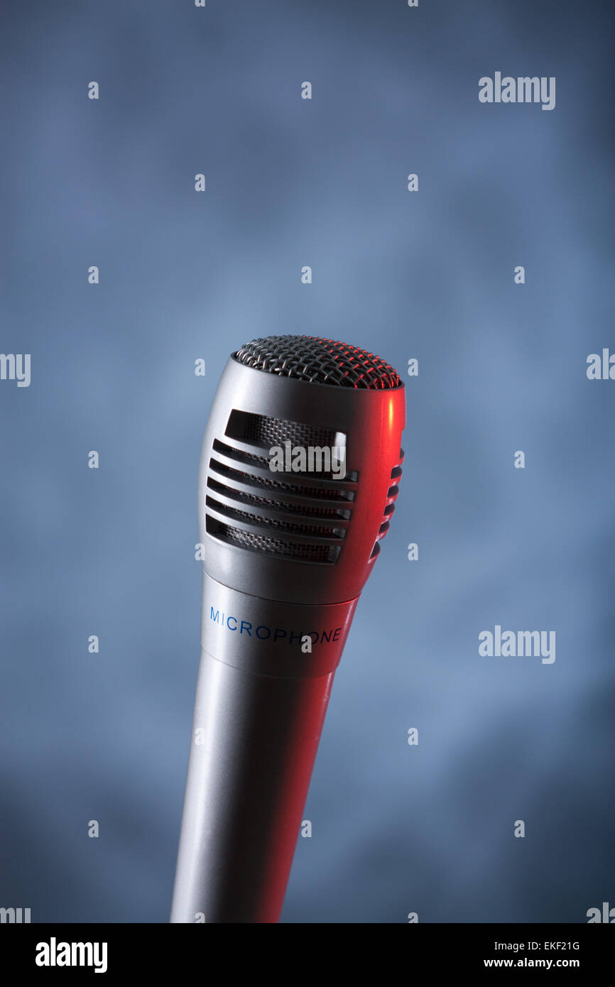 Single microphone hi-res stock photography and images - Alamy