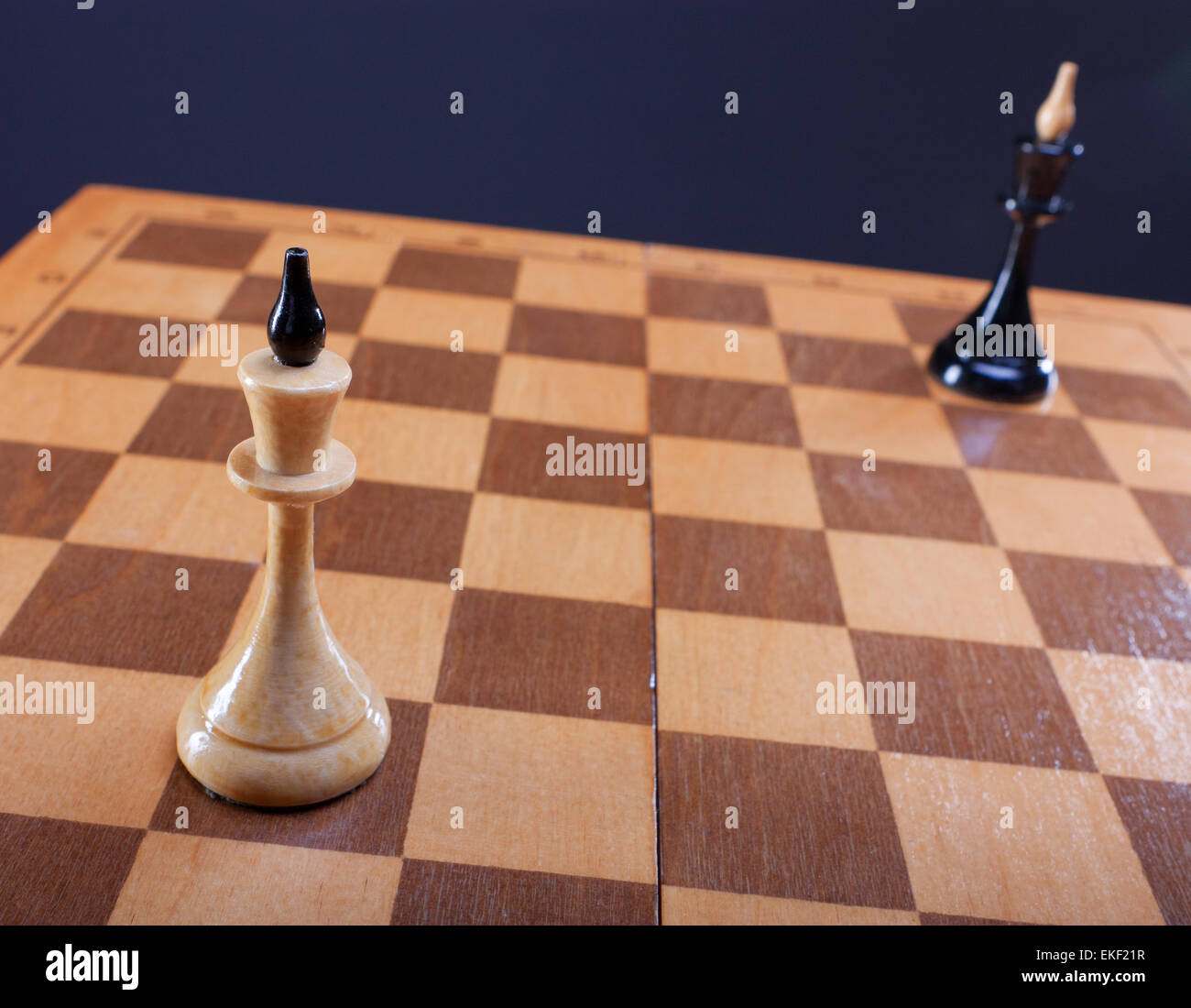 black and white queens on chess board Stock Photo - Alamy