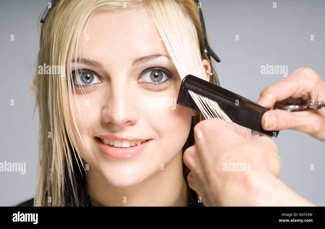 Hairdresser cutting hair with comb Stock Photo - Alamy