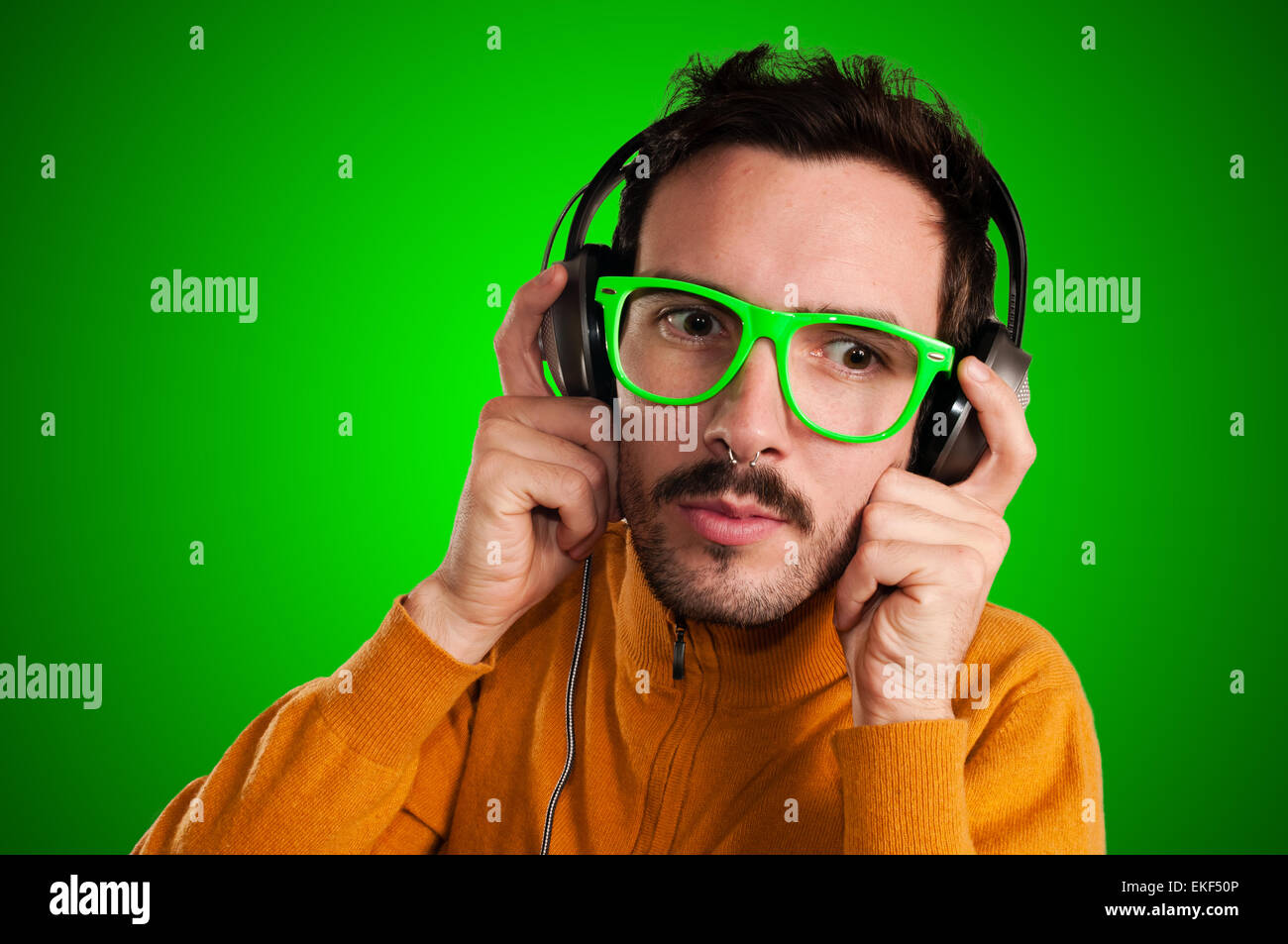 guy with headphones listening to music Stock Photo - Alamy