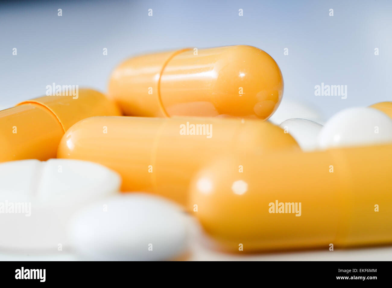 Red and yellow pills hi-res stock photography and images - Alamy