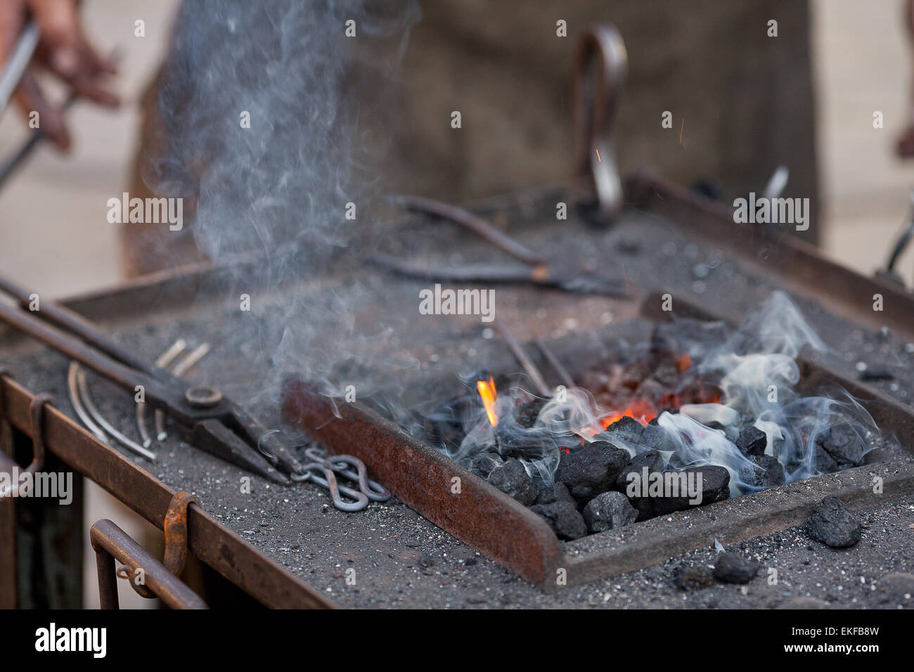 Blacksmith pounding red hot iron hi-res stock photography and images ...