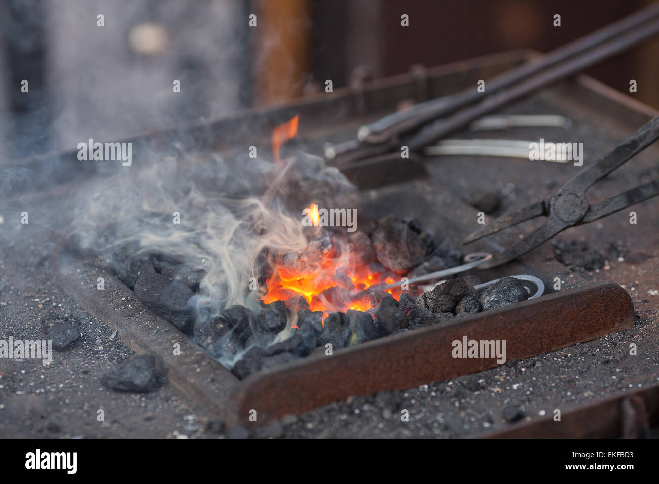 Blacksmith pounding red hot iron hi-res stock photography and images ...