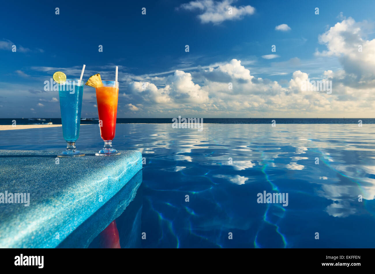 Cocktails near swimming pool Stock Photo - Alamy