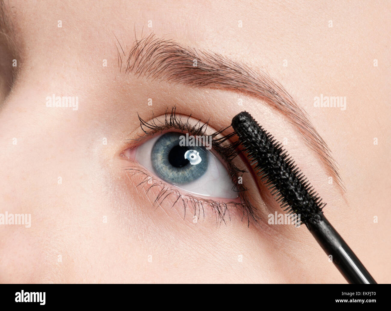 Beautiful woman applying mascara Stock Photo - Alamy