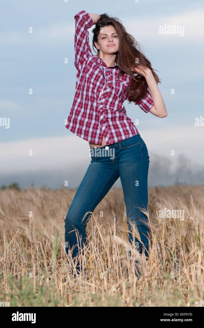 Beautiful cowboy woman posing in field Stock Photo - Alamy