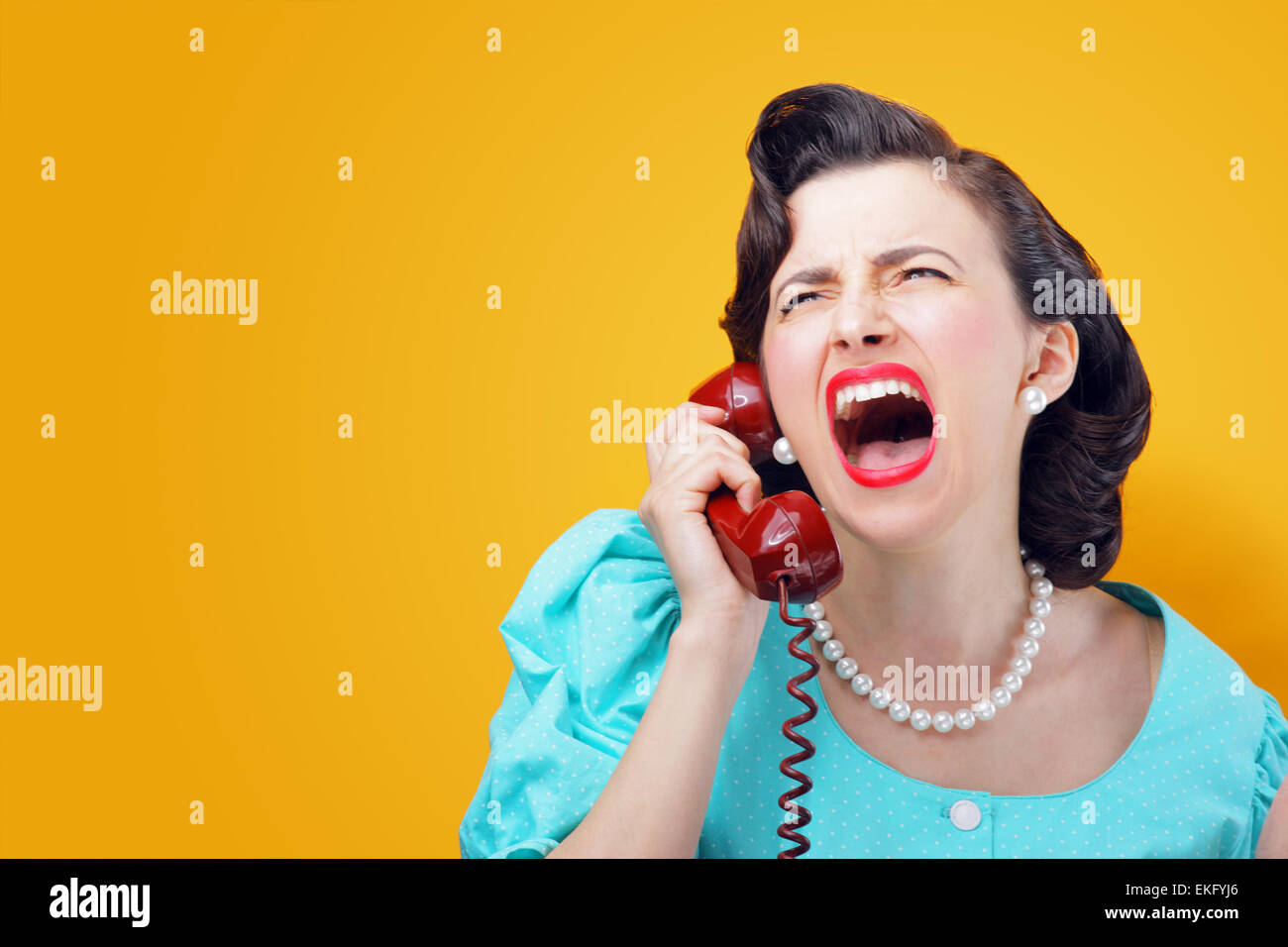 Angry woman screaming on the phone Stock Photo - Alamy