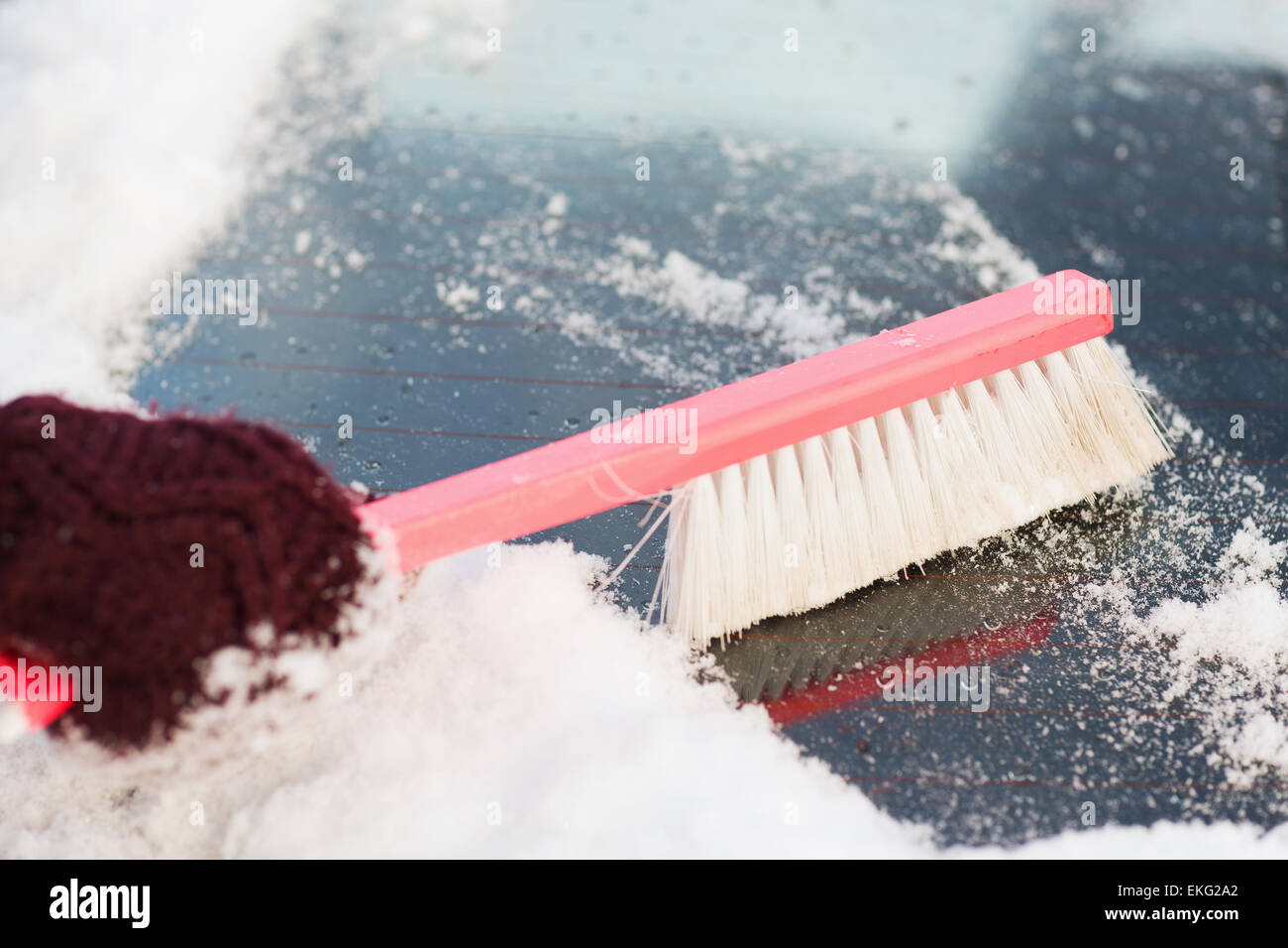 Woman cleaning car window hi-res stock photography and images - Alamy