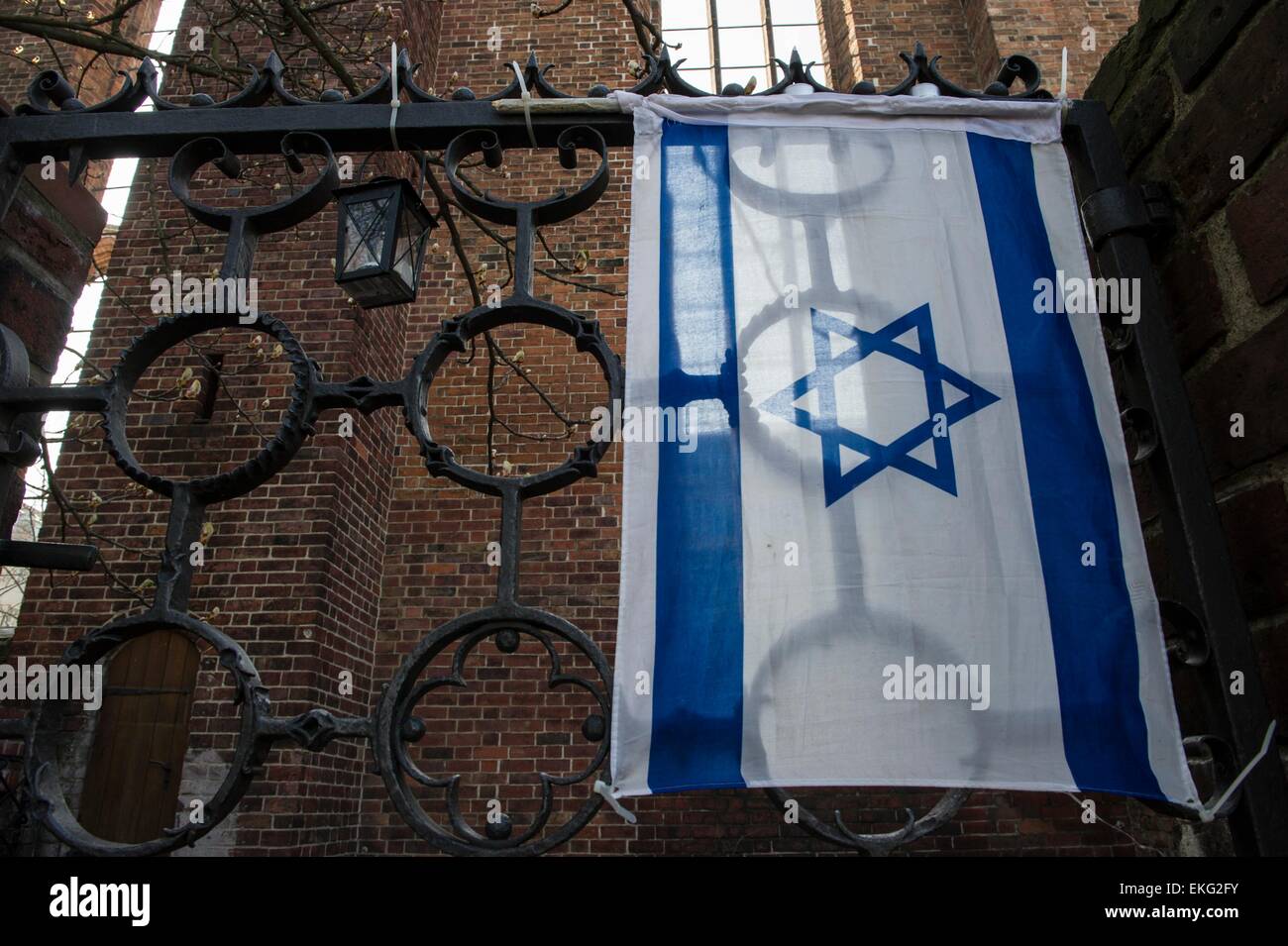 Berlin ruins gate hi-res stock photography and images - Alamy
