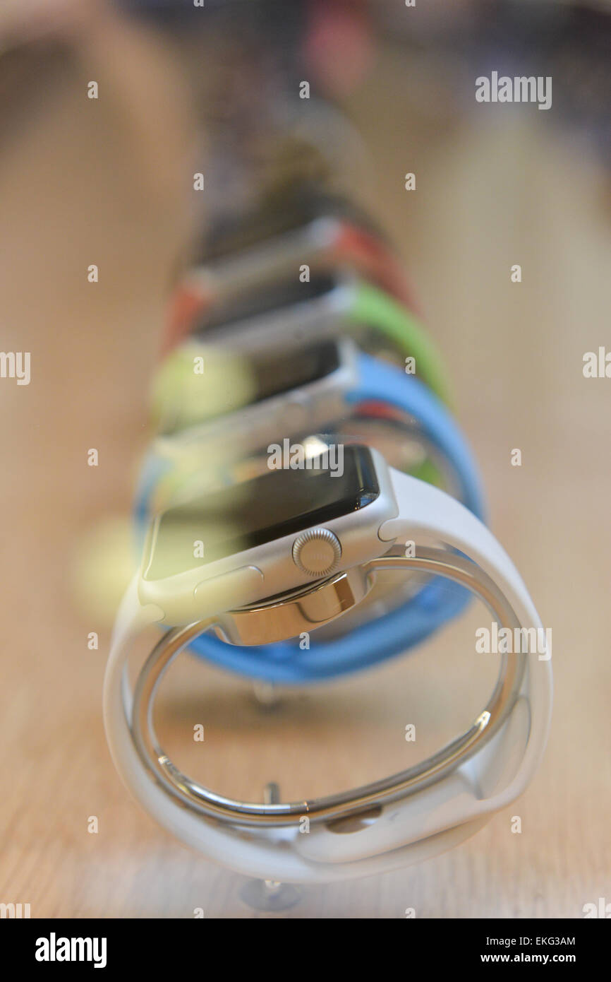Covent Garden, London, UK. 10th April 2015. The Apple Watch is now ...