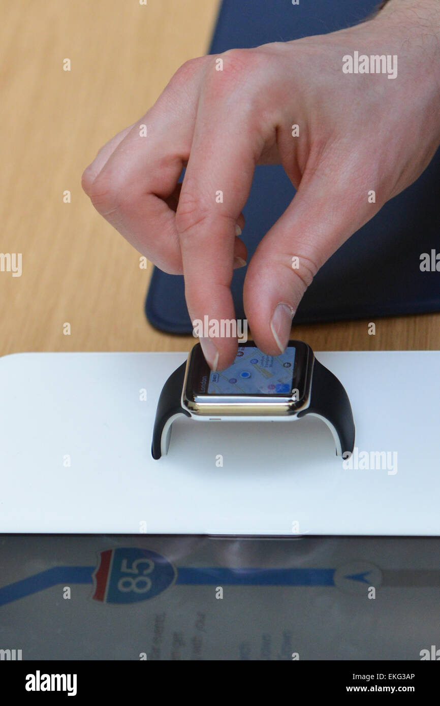 Covent Garden, London, UK. 10th April 2015. The Apple Watch is now ...