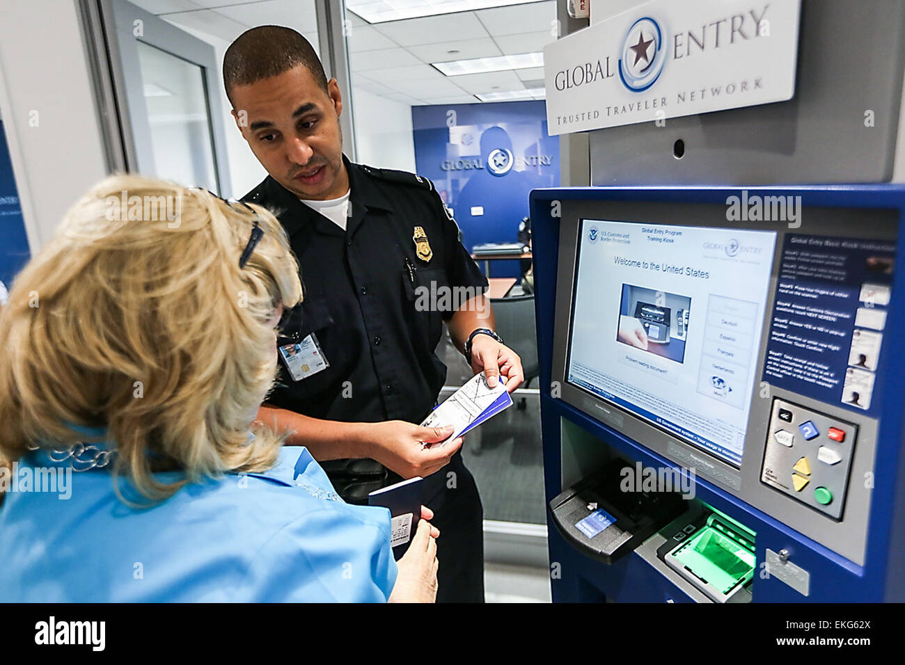 Global entry kiosk hi-res stock photography and images - Alamy