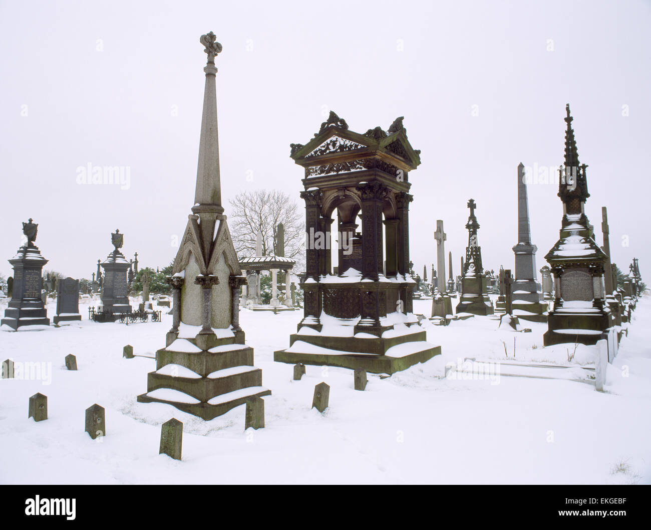 Monuments in victorian cemetery hi-res stock photography and images - Alamy