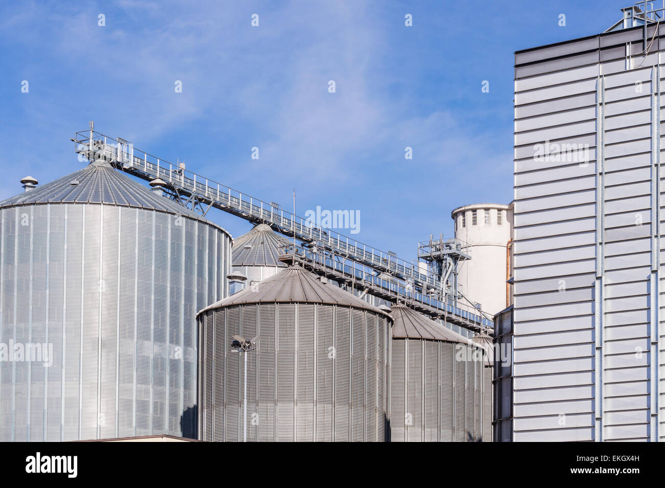 Storage facility cereals and production of biogas; silos and drying ...