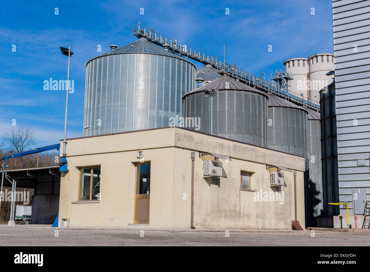 Storage facility cereals and production of biogas; silos and drying ...