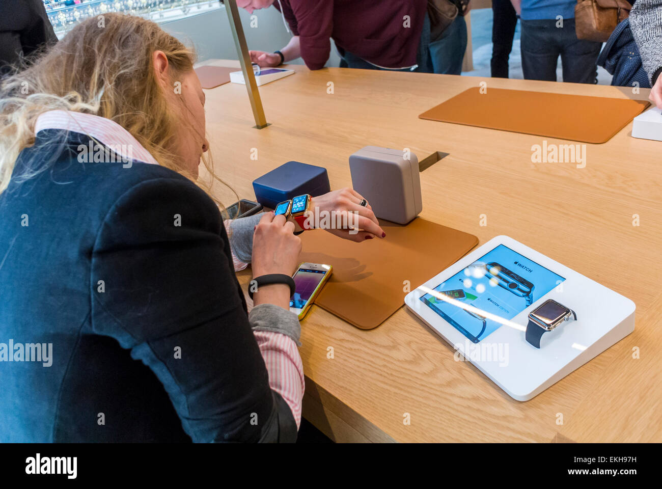 Shopping paris 30s hi-res stock photography and images - Alamy