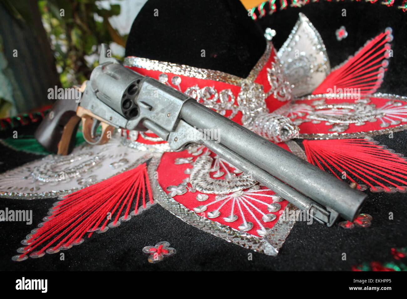Mexico sombrero with revolver gun Stock Photo - Alamy