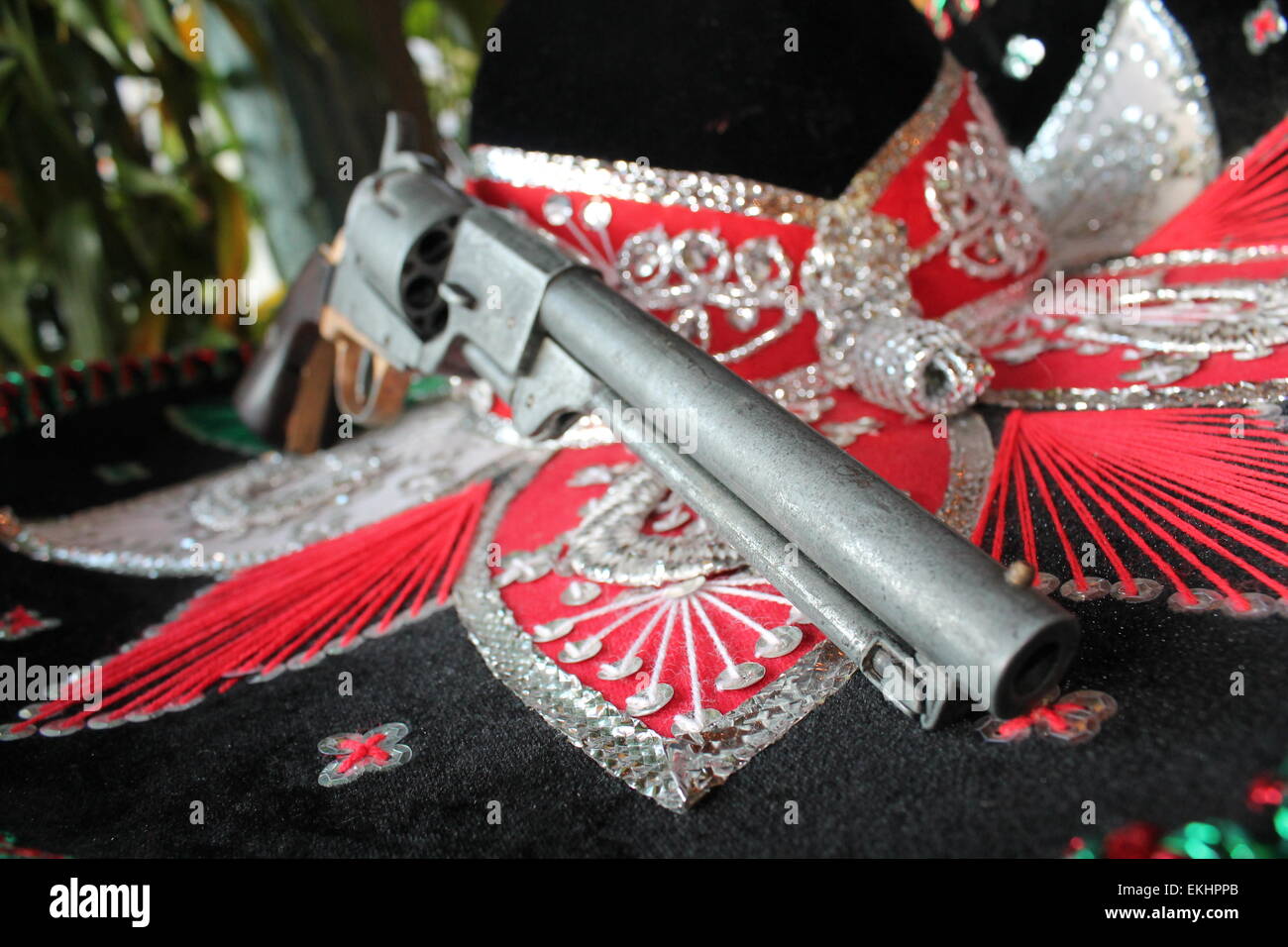 Mexico sombrero with revolver gun Stock Photo - Alamy