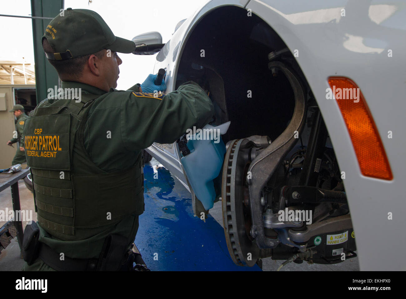 CBP Border Patrol agents inspect vehicles at a South Texas checkpoint ...