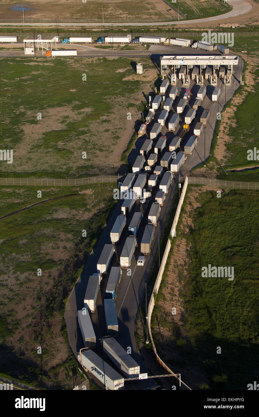 Commercial trucks border crossing hi-res stock photography and images ...