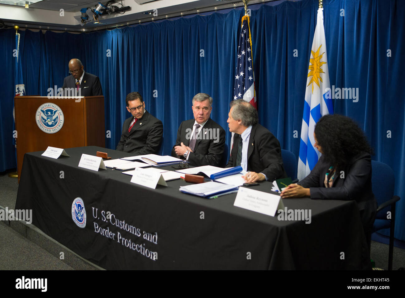 Immigration assistance hi-res stock photography and images - Alamy