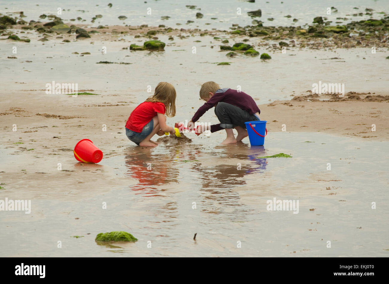 Children building sand castles hi-res stock photography and images - Alamy