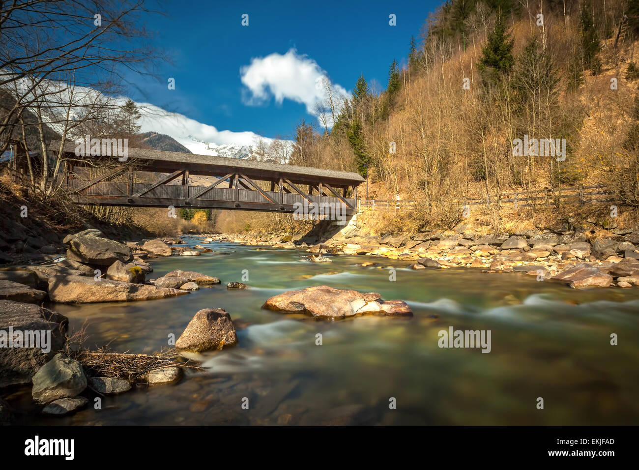 Wooden snow bridges hi-res stock photography and images - Alamy