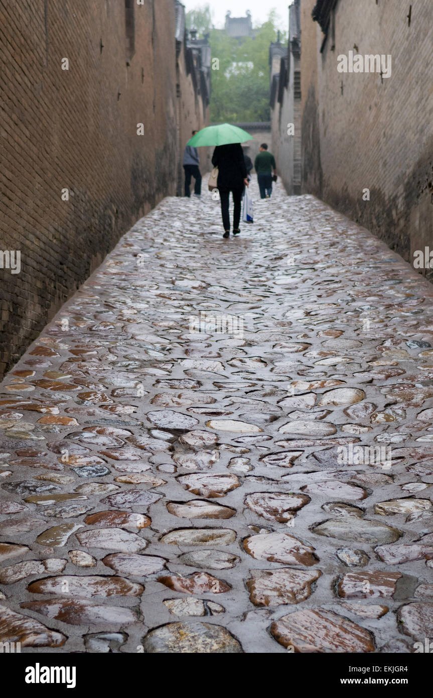 Chinese tourists brave rain at the Wang Family Courtyard Home, Linshi ...