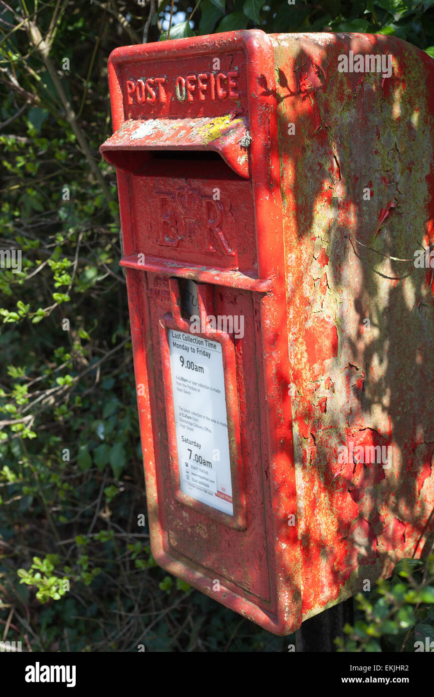 A post box in an English country lane Stock Photo - Alamy