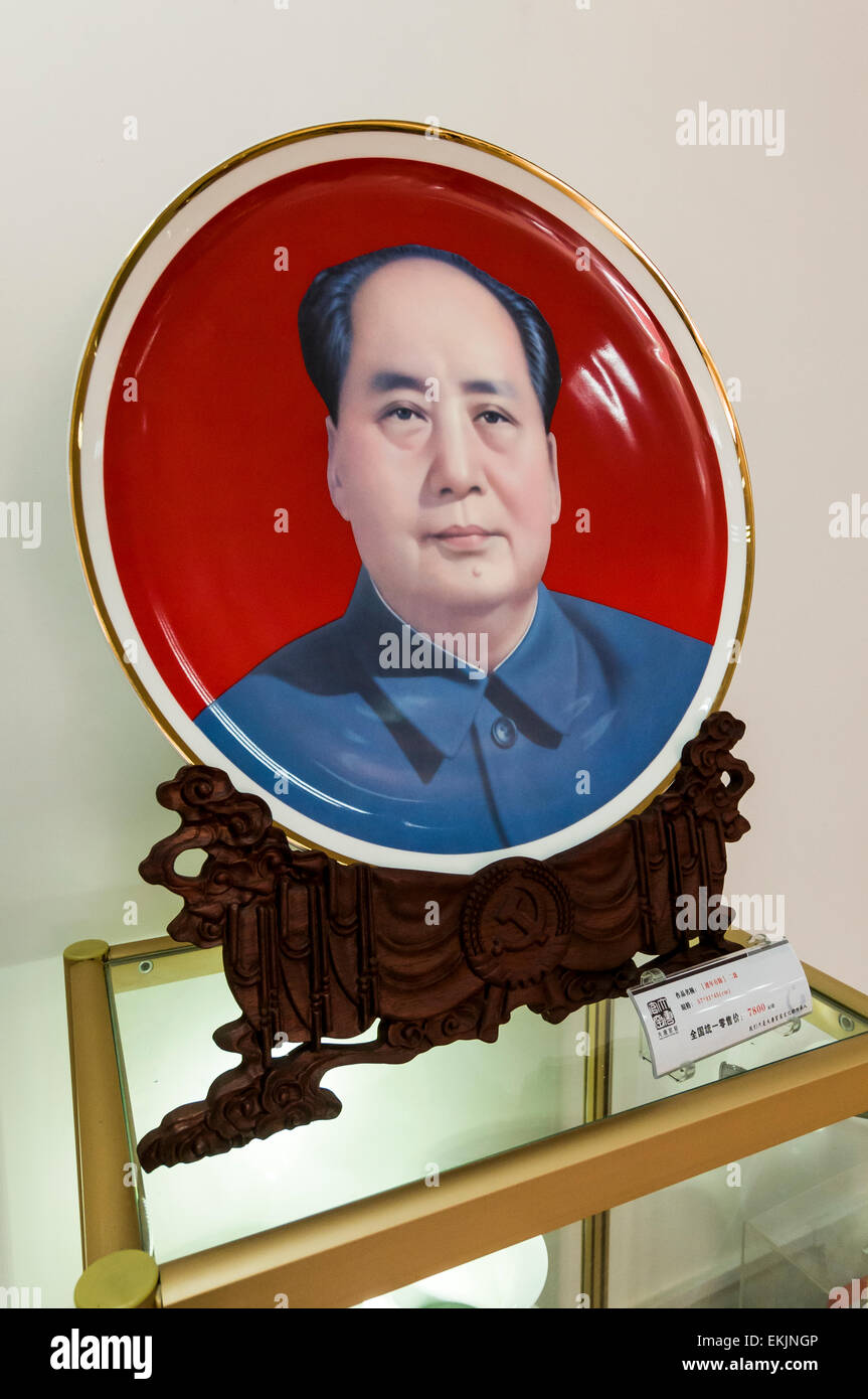 Commerative porcelain plate depicting Mao Zedong at Tang Luyoang Peony ...