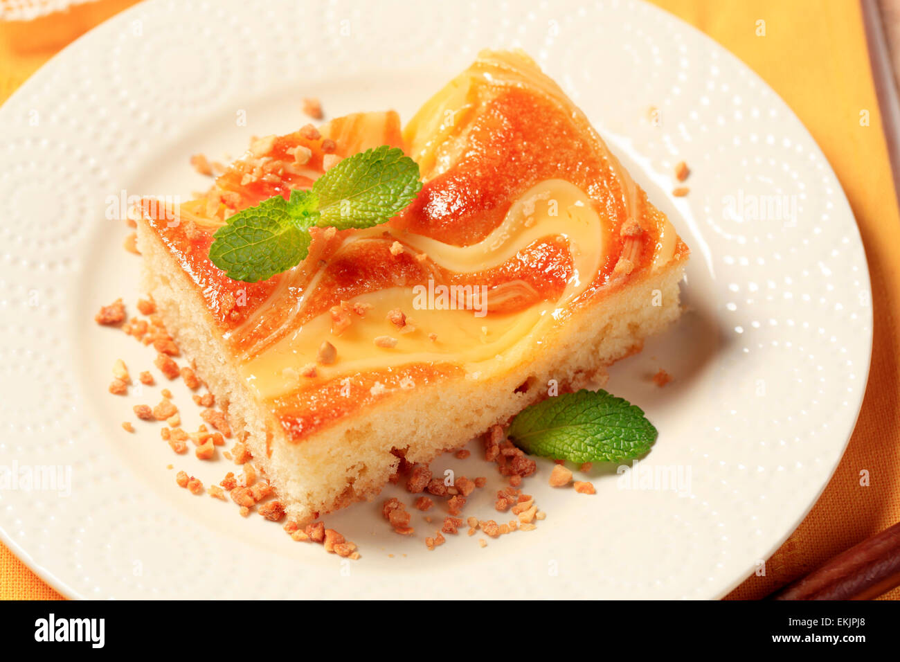Slice of custard cream sponge cake Stock Photo - Alamy