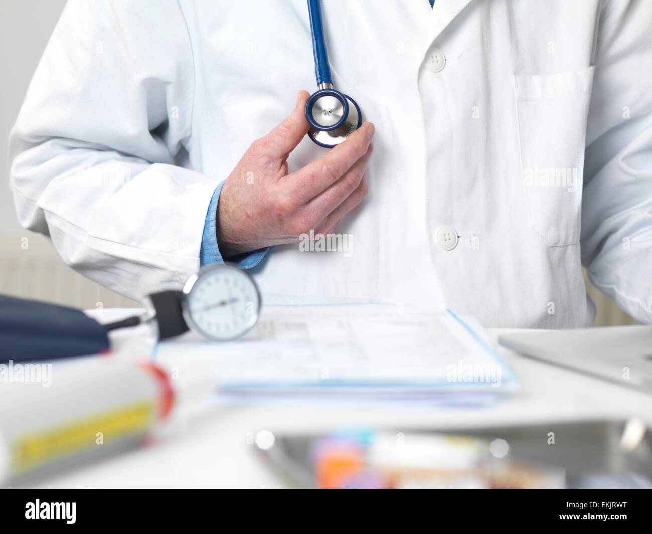 Diagnostic doctor hi-res stock photography and images - Alamy