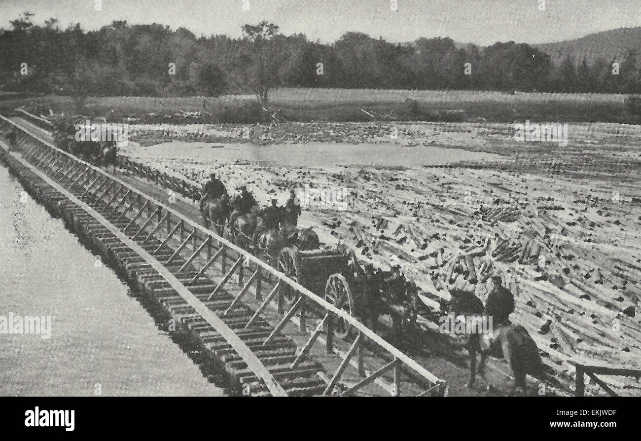 Pontoon bridge hi-res stock photography and images - Alamy