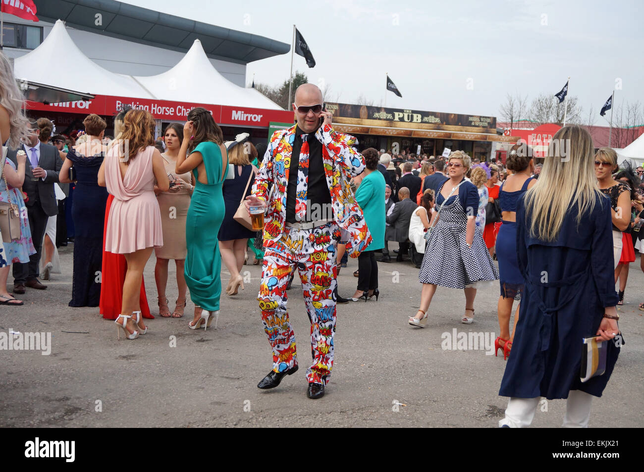 Racegoers enjoy grand national day aintree racecourse hi-res stock ...