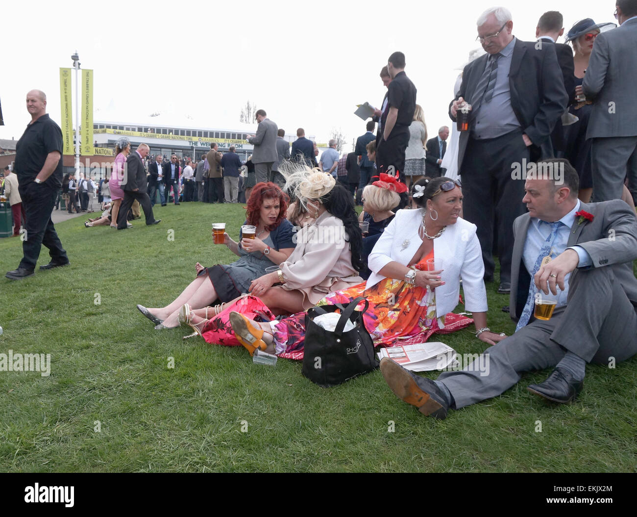Racegoers enjoy grand national day aintree racecourse hi-res stock ...